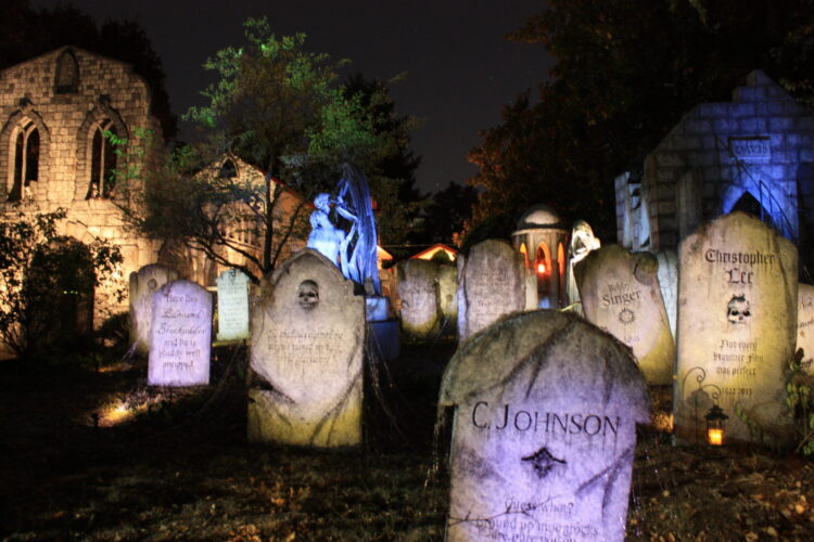 Davis Graveyard – Halloween Home Haunt